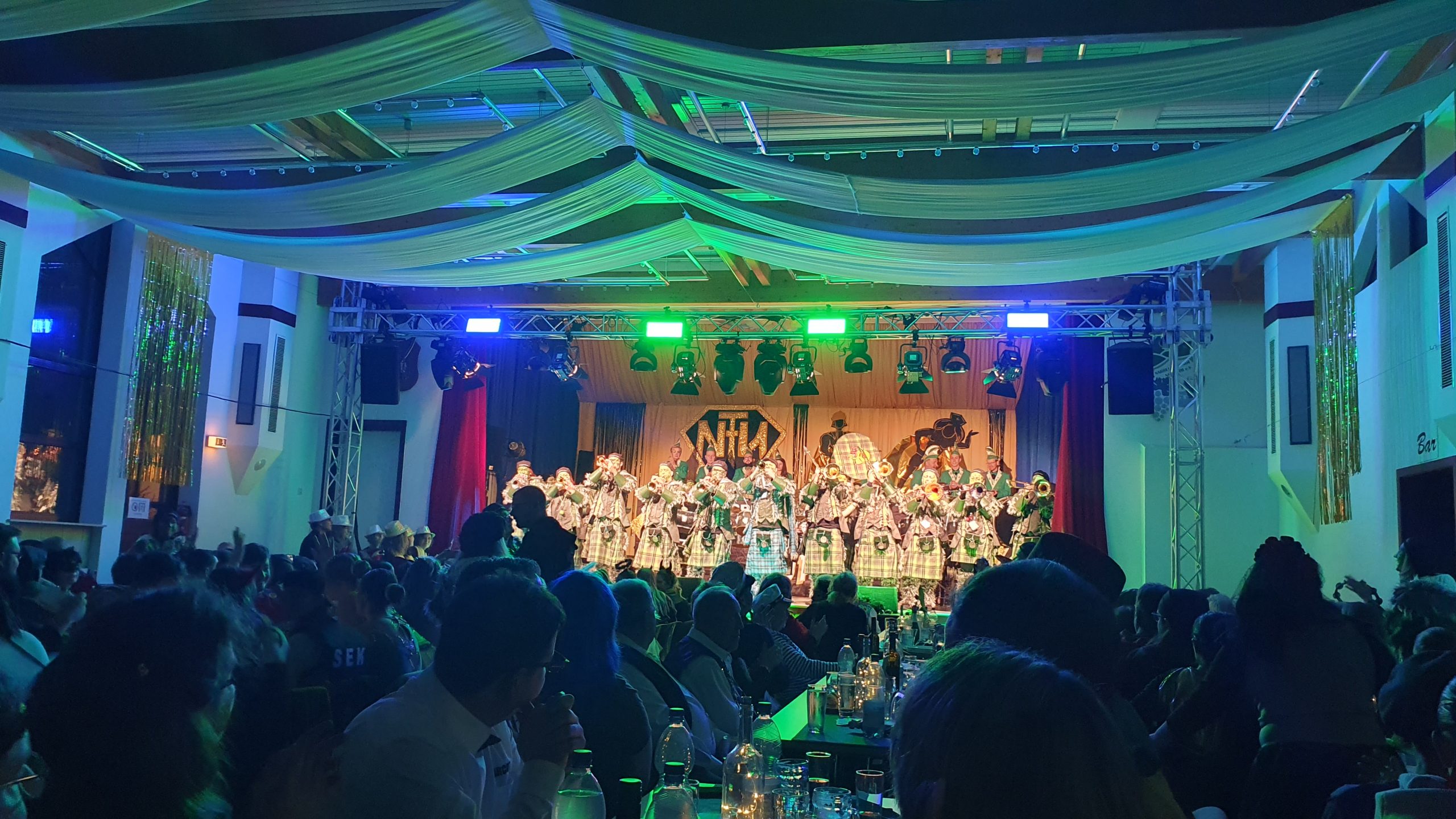 „Verrückte Zeit, verrückte Welt, wir feiern jeden Superheld ...